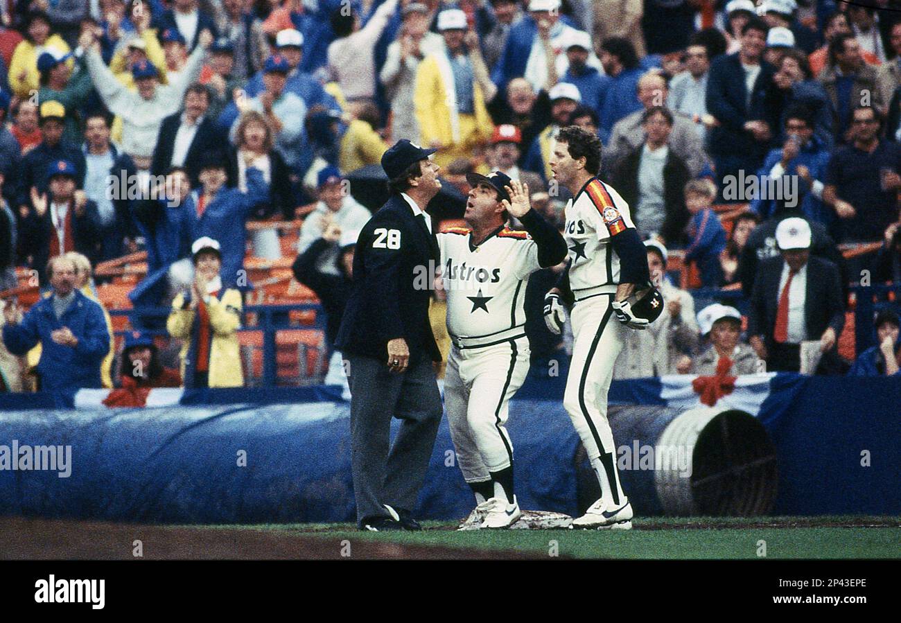 First base umpire Fred Brocklander (28) argues with Houston Astros ...