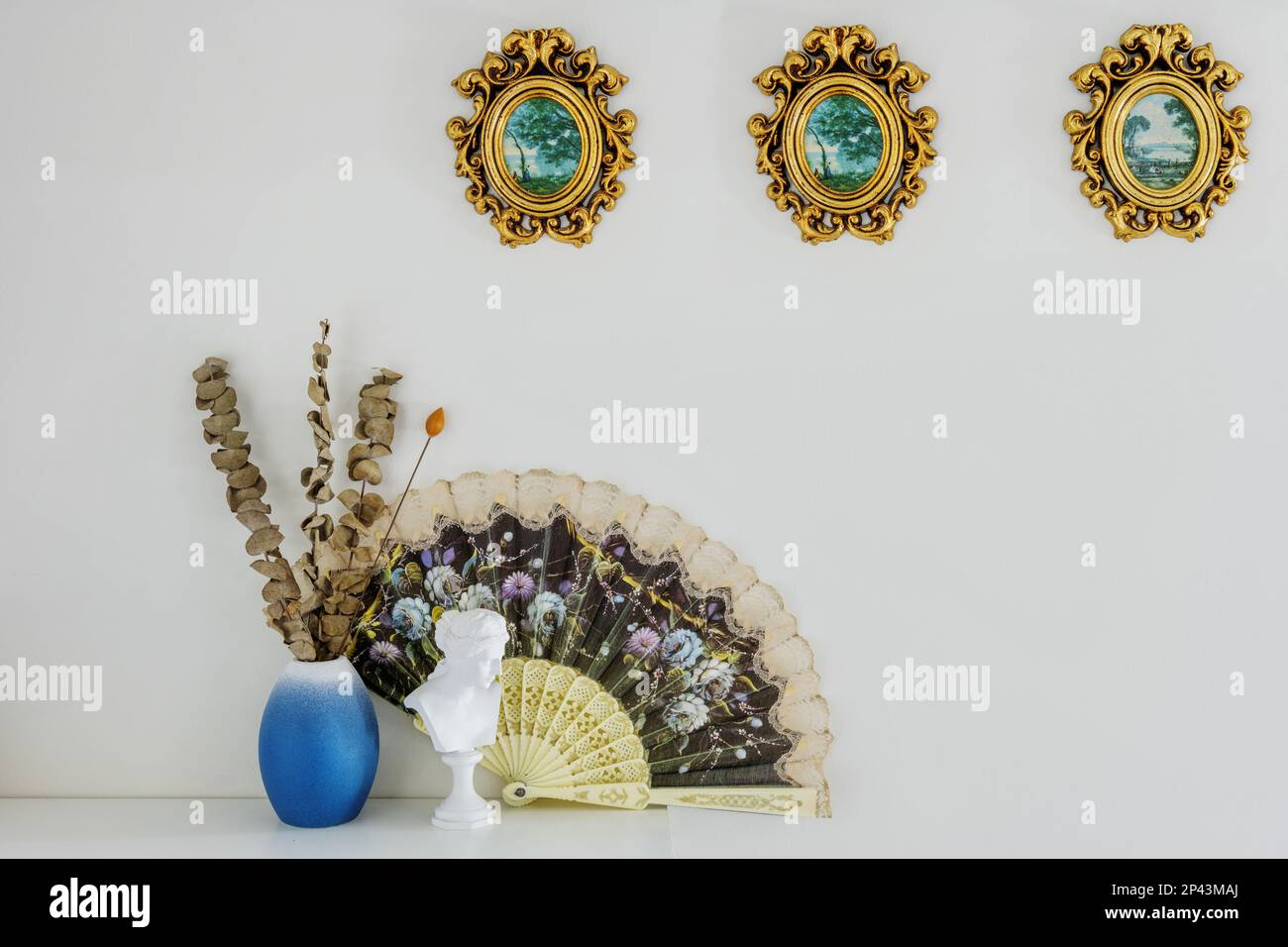 Wooden shelf with decorative objects with gilded wood frames, vases ...
