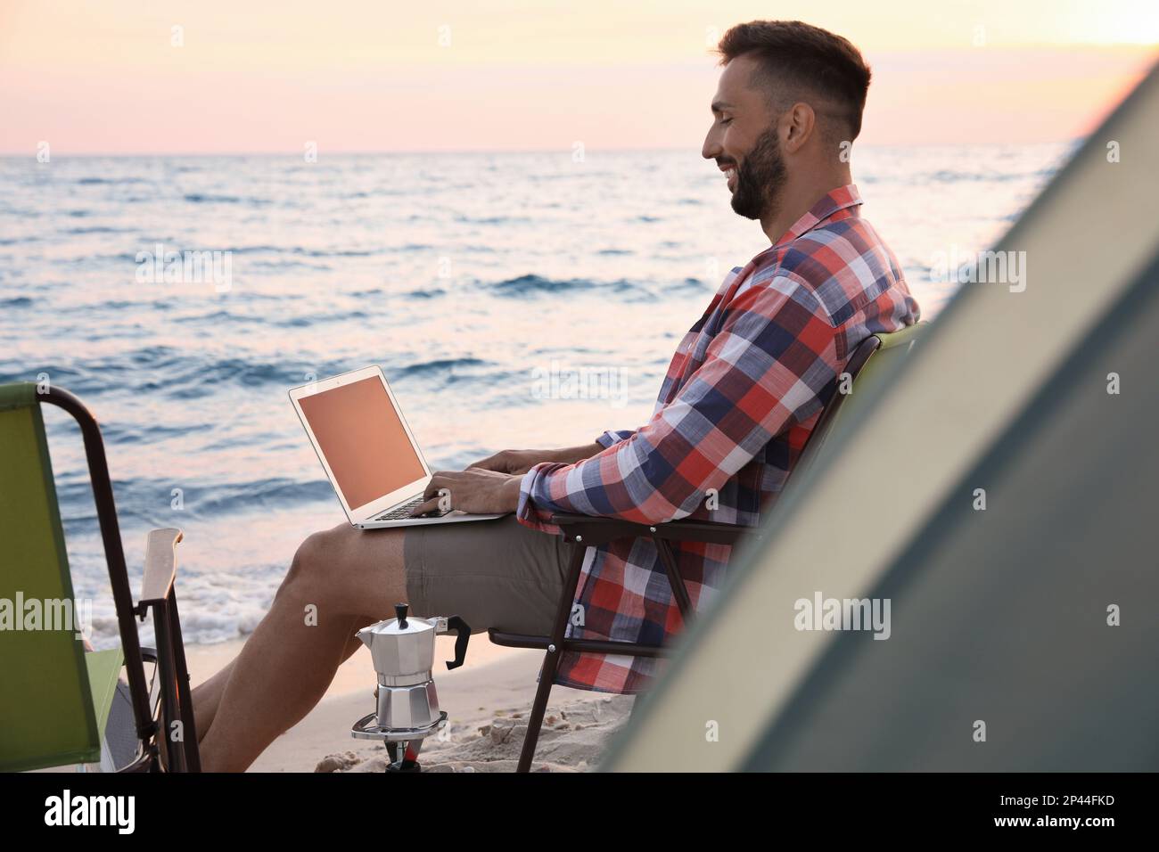 Man sitting in camp chair hi-res stock photography and images - Alamy