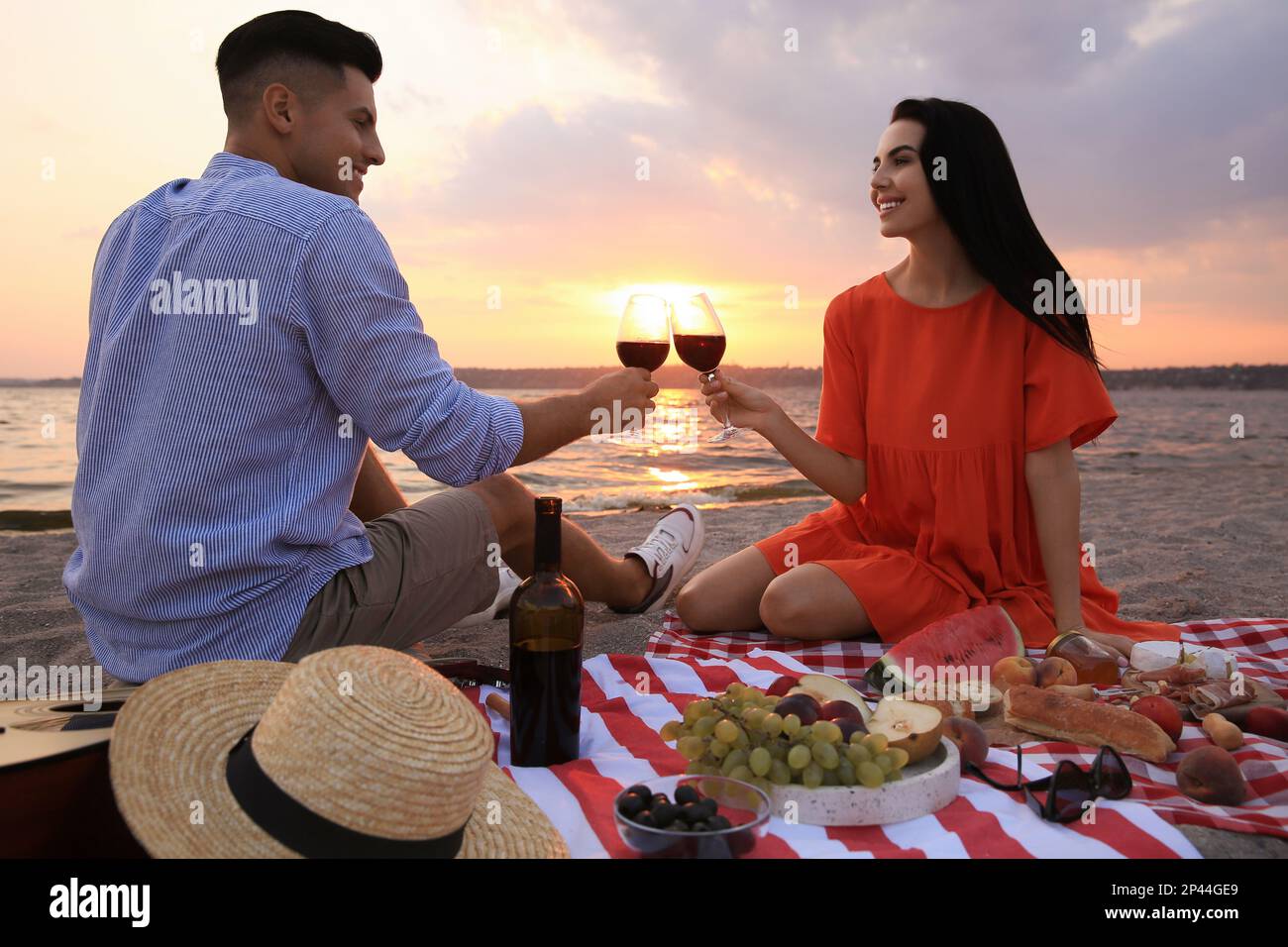 Couple having lovely romantic picnic hi-res stock photography and ...
