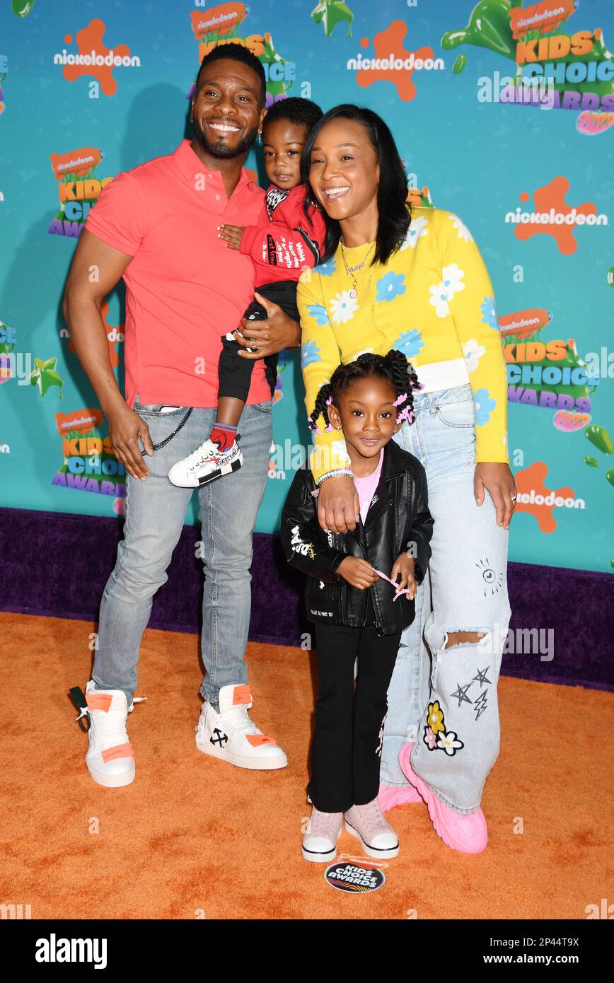 LOS ANGELES, CALIFORNIA - MARCH 04: Kel Mitchell and family attend ...