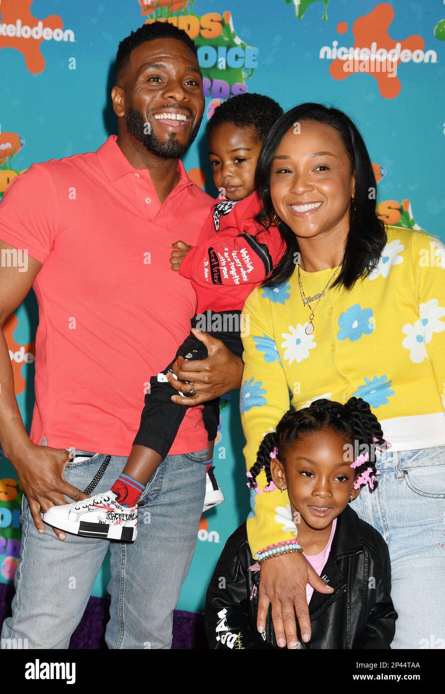 LOS ANGELES, CALIFORNIA - MARCH 04: Kel Mitchell and family attend ...