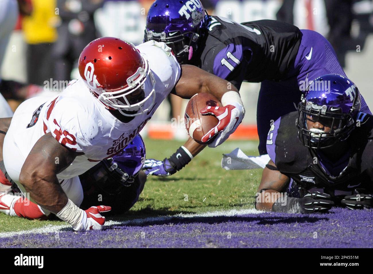 Oklahoma Sooners running back Samaje Perine (32) fights his way for a ...