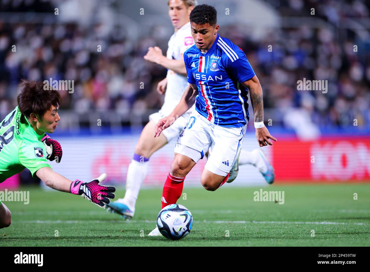 NHK Spring Mitsuzawa Football Stadium, Kanagawa, Japan. 3rd Mar, 2023. (L-R) Keisuke Osako ...