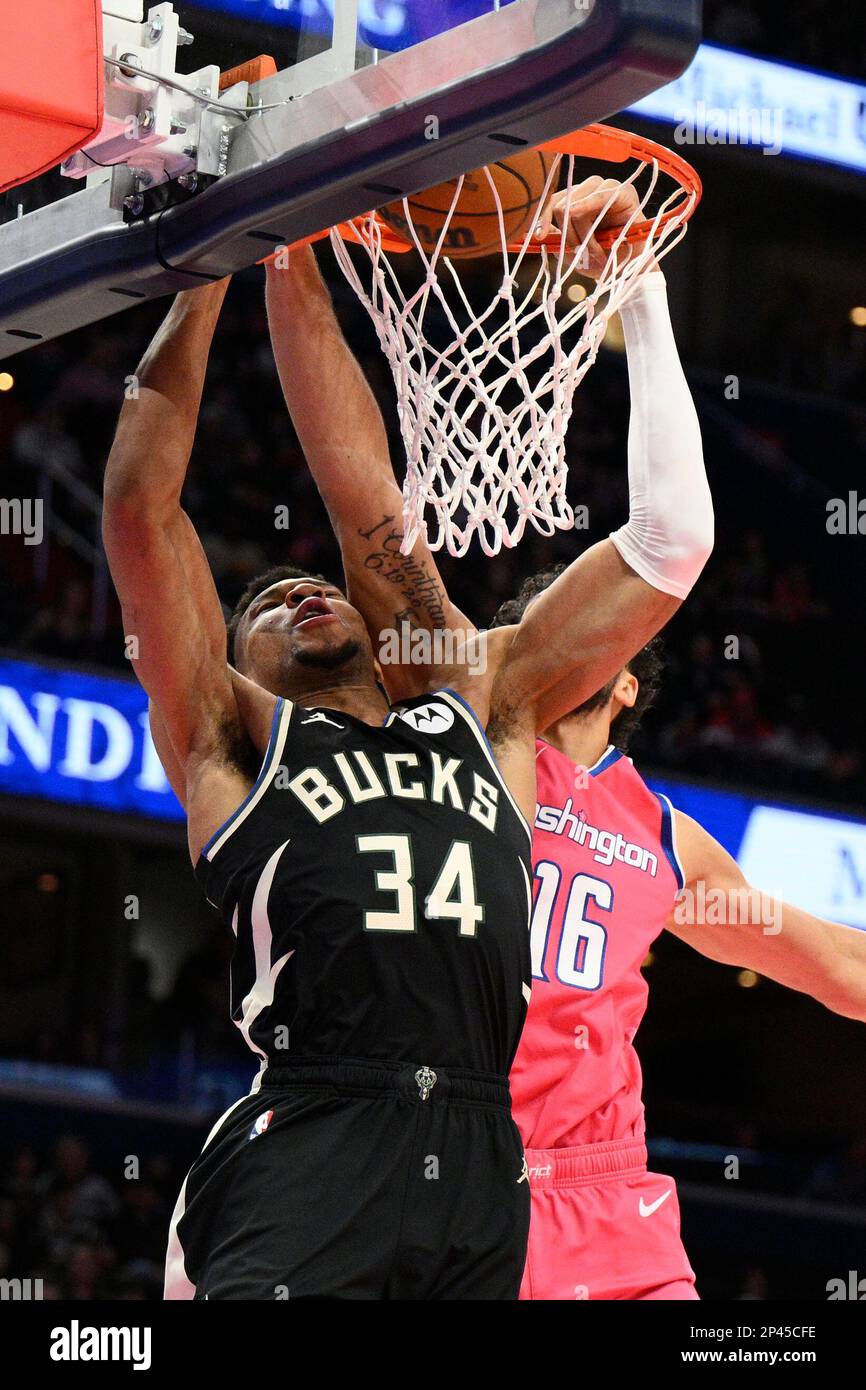 Milwaukee Bucks forward Giannis Antetokounmpo (34) dunks past ...