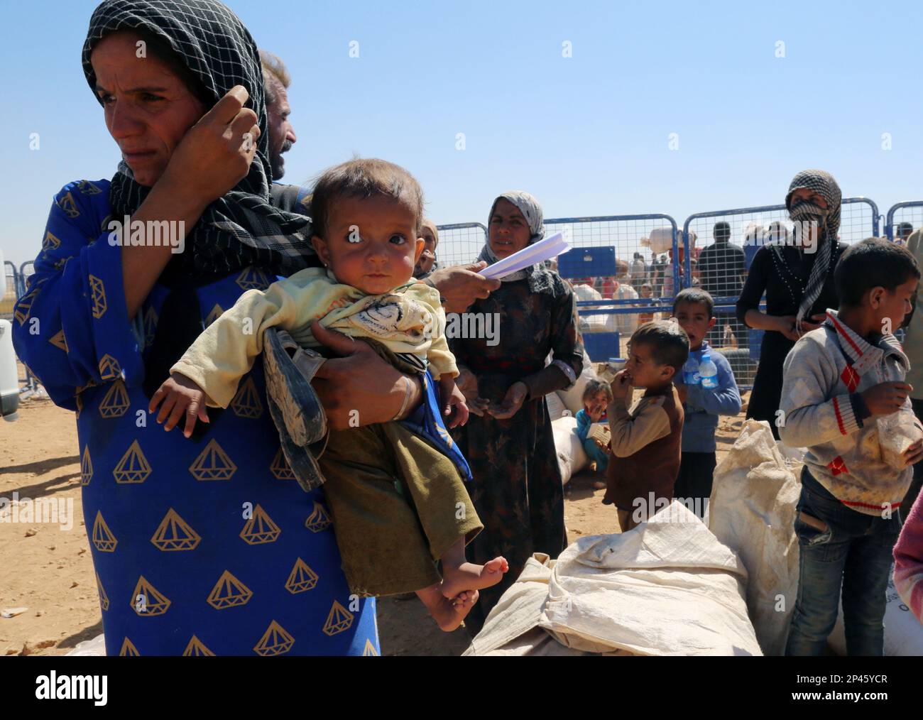 Thousands of Syrian refugees, mostly tired and devastated, enter Turkey ...