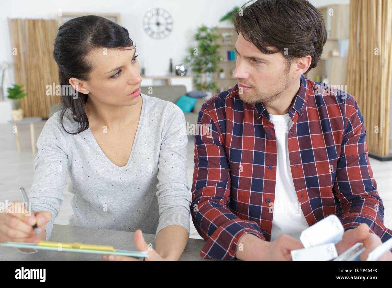 Family sitting round table hi-res stock photography and images - Alamy