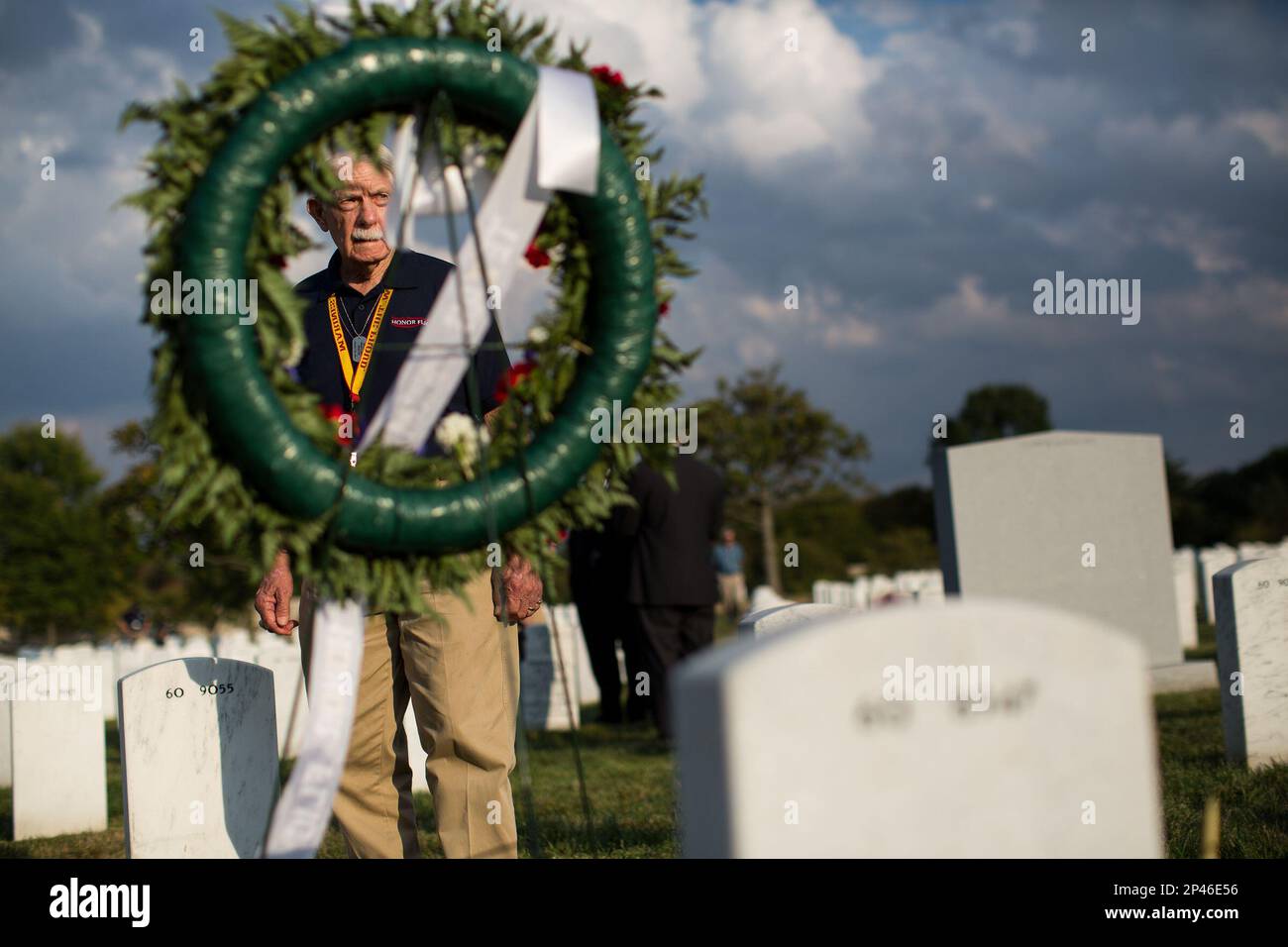 WWII U.S. Marine Corps veteran Gene Clardy pays his respects to fallen ...