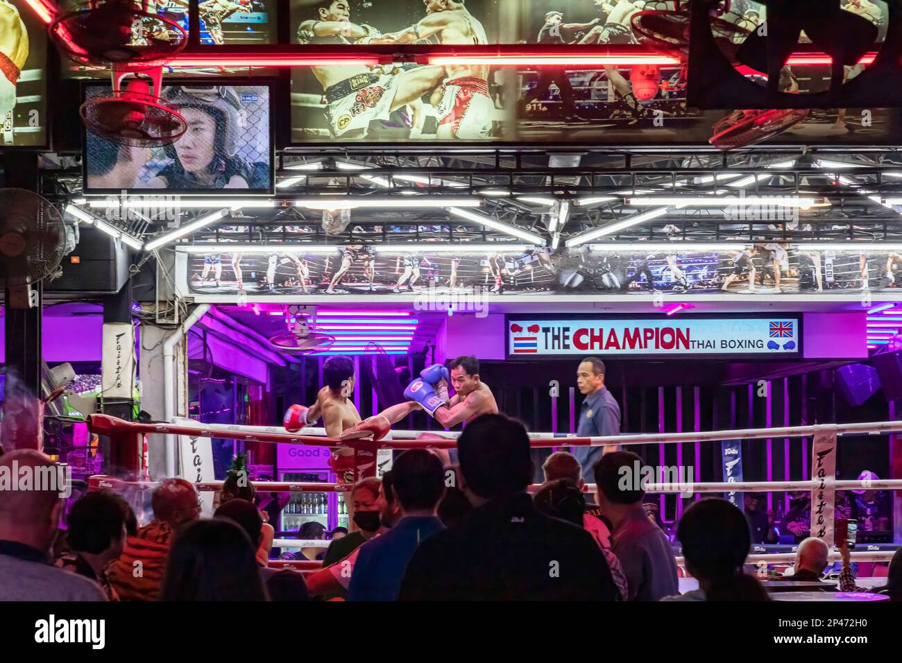 Boxing crowds ring hi-res stock photography and images - Alamy