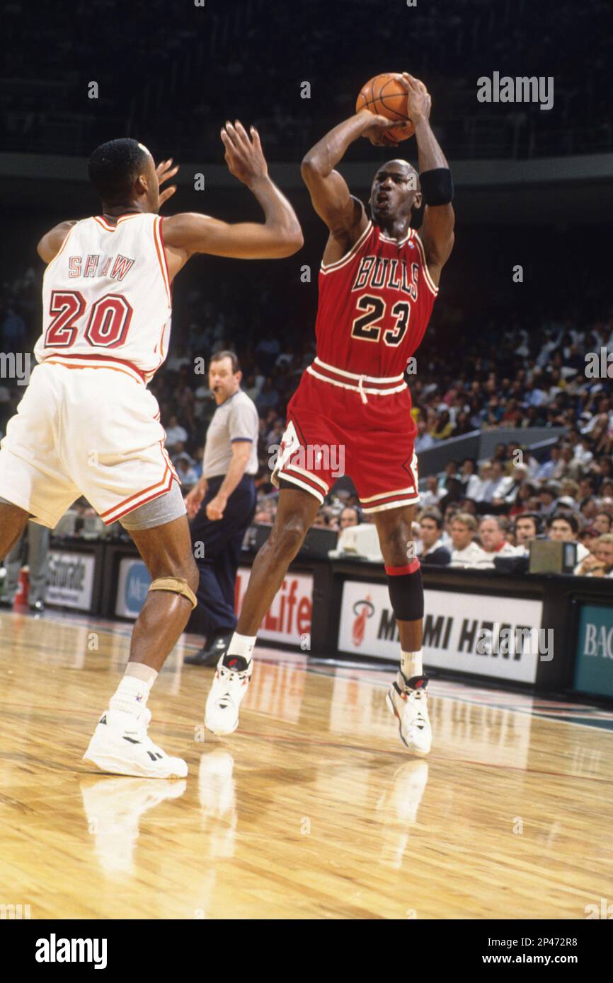 Chicago Bulls Michael Jordan (23) sets for a shot over guard Brian Shaw ...