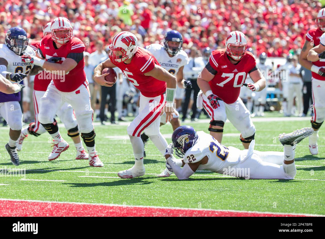Wisconsin Badgers quarterback Tanner McEvoy (5) rushes for a touchdown ...