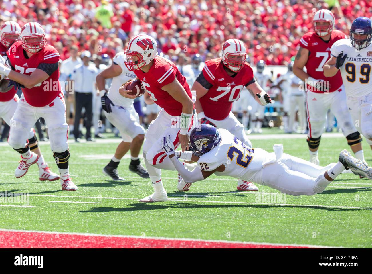 Wisconsin Badgers quarterback Tanner McEvoy (5) rushes for a touchdown ...