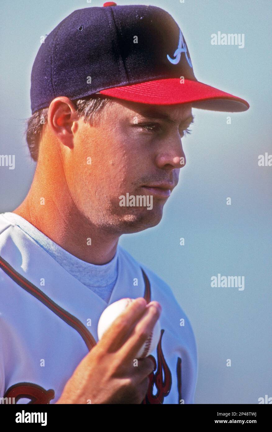 Pitcher Greg Maddux of the Atlanta Braves sets to throw in 1993. (AP ...