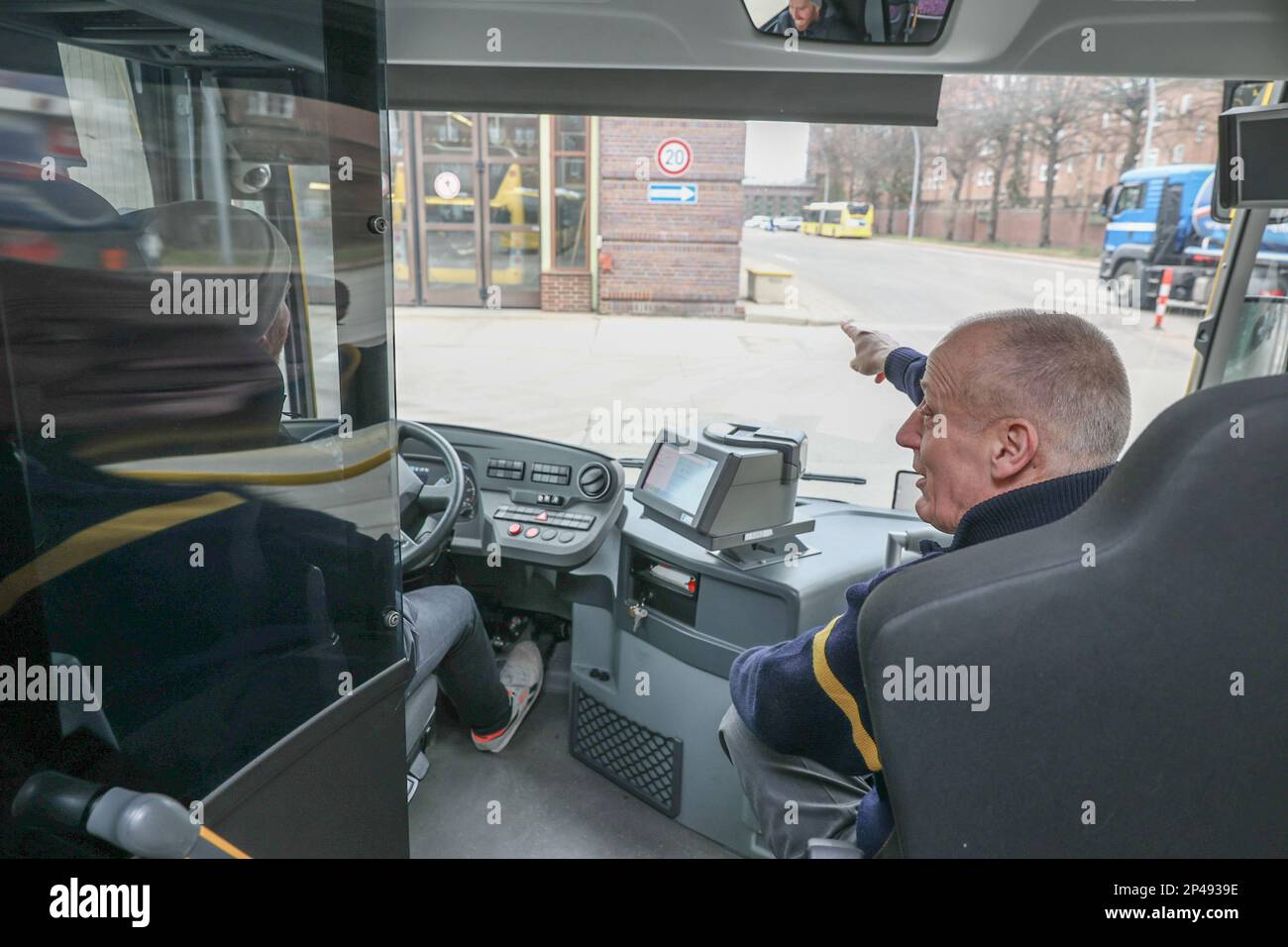 Berlin, Germany. 03rd Mar, 2023. Instructor Tobias Kutta (r) explains ...