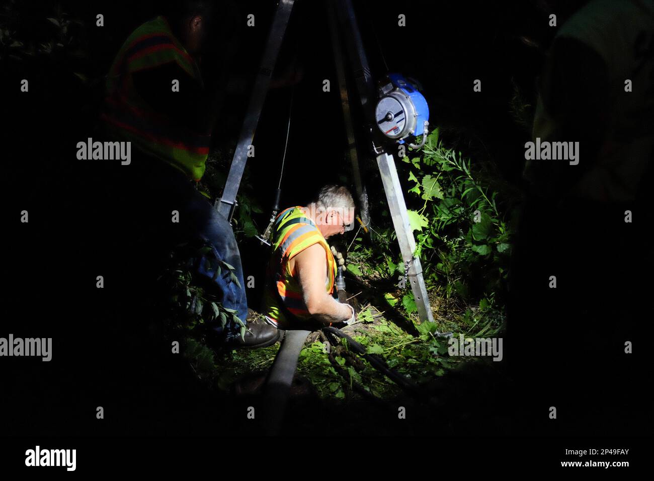 Bay City water worker Tom Stepanski prepares to go down into a water ...