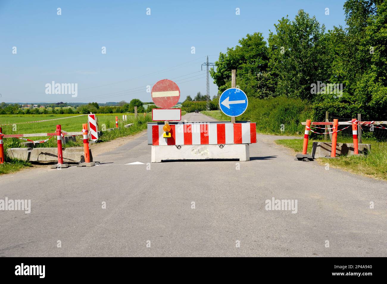 Road block. Dead end Stock Photo - Alamy