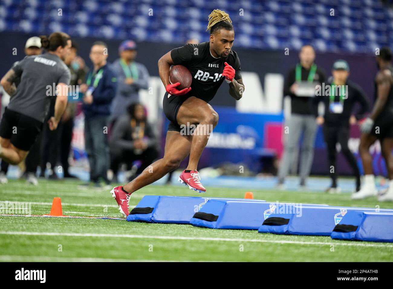 Oklahoma running back Eric Gray runs a drill at the NFL football ...