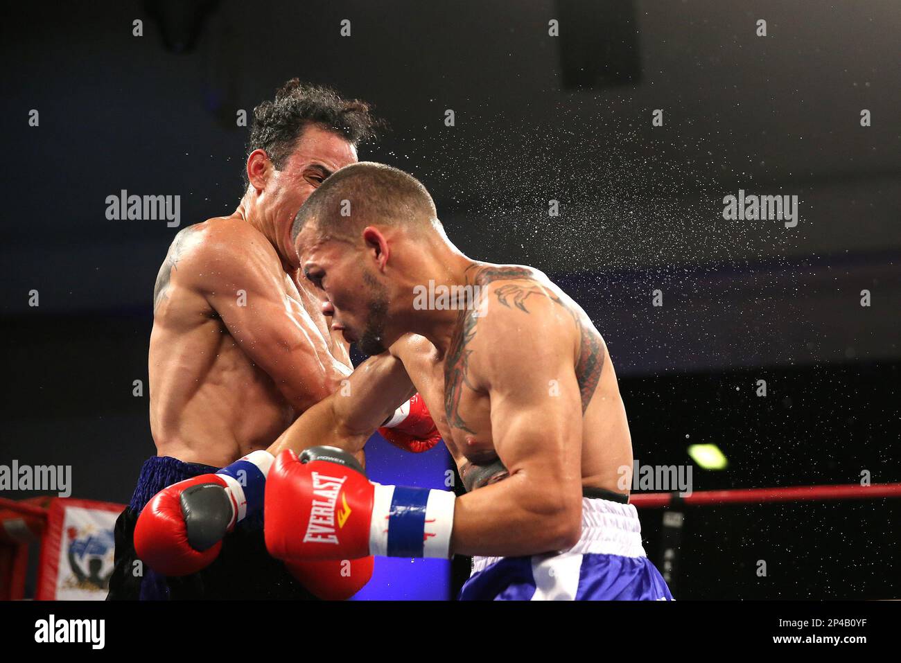 Juan Castillo (right) fights against Luis Rodriguez during a "Boxeo ...