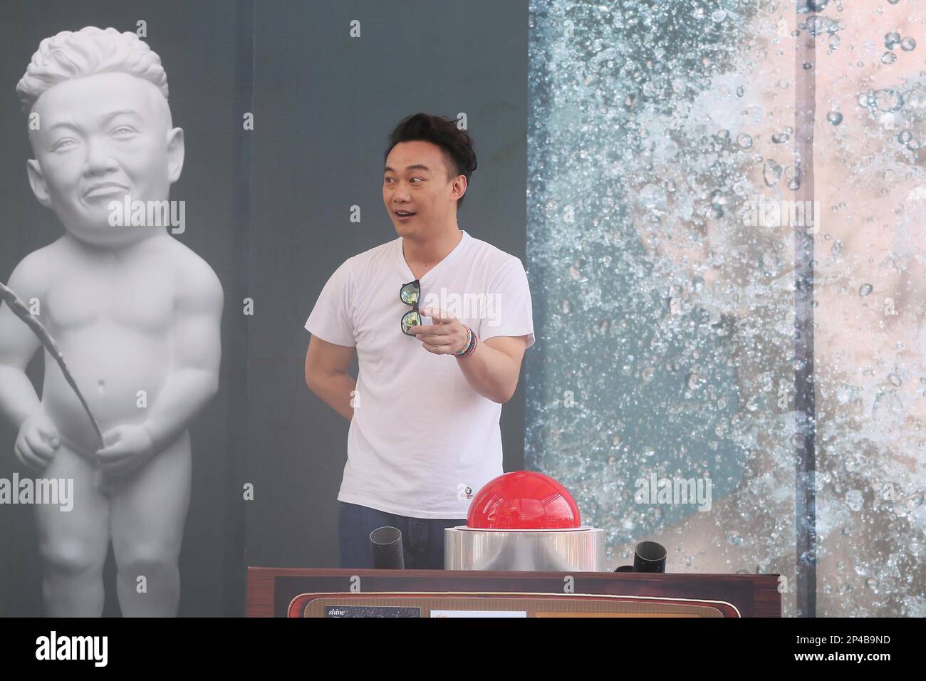 Singer Eason Chan holds autograph session of his new album 'Rice&Shine ...