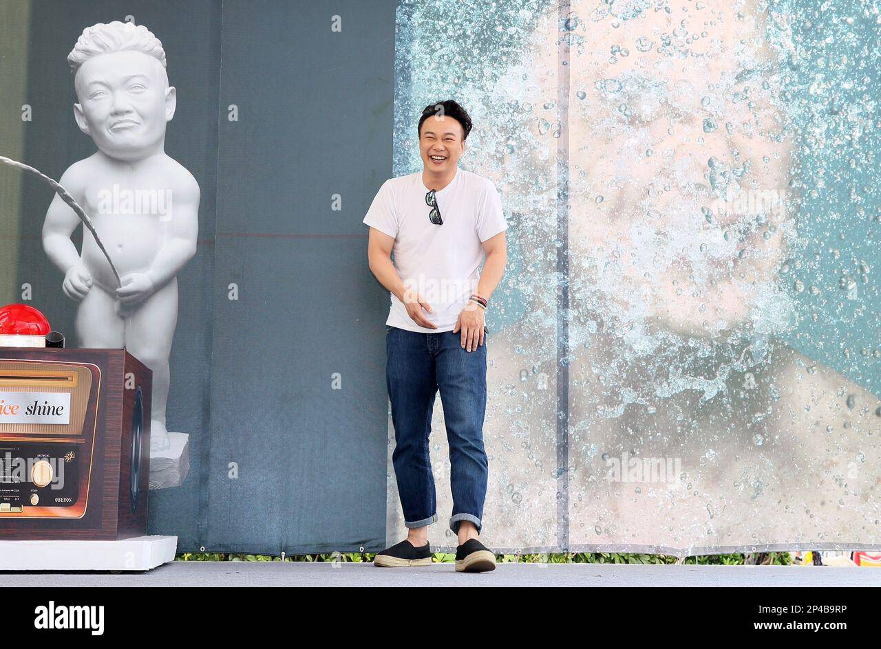 Singer Eason Chan holds autograph session of his new album 'Rice&Shine ...