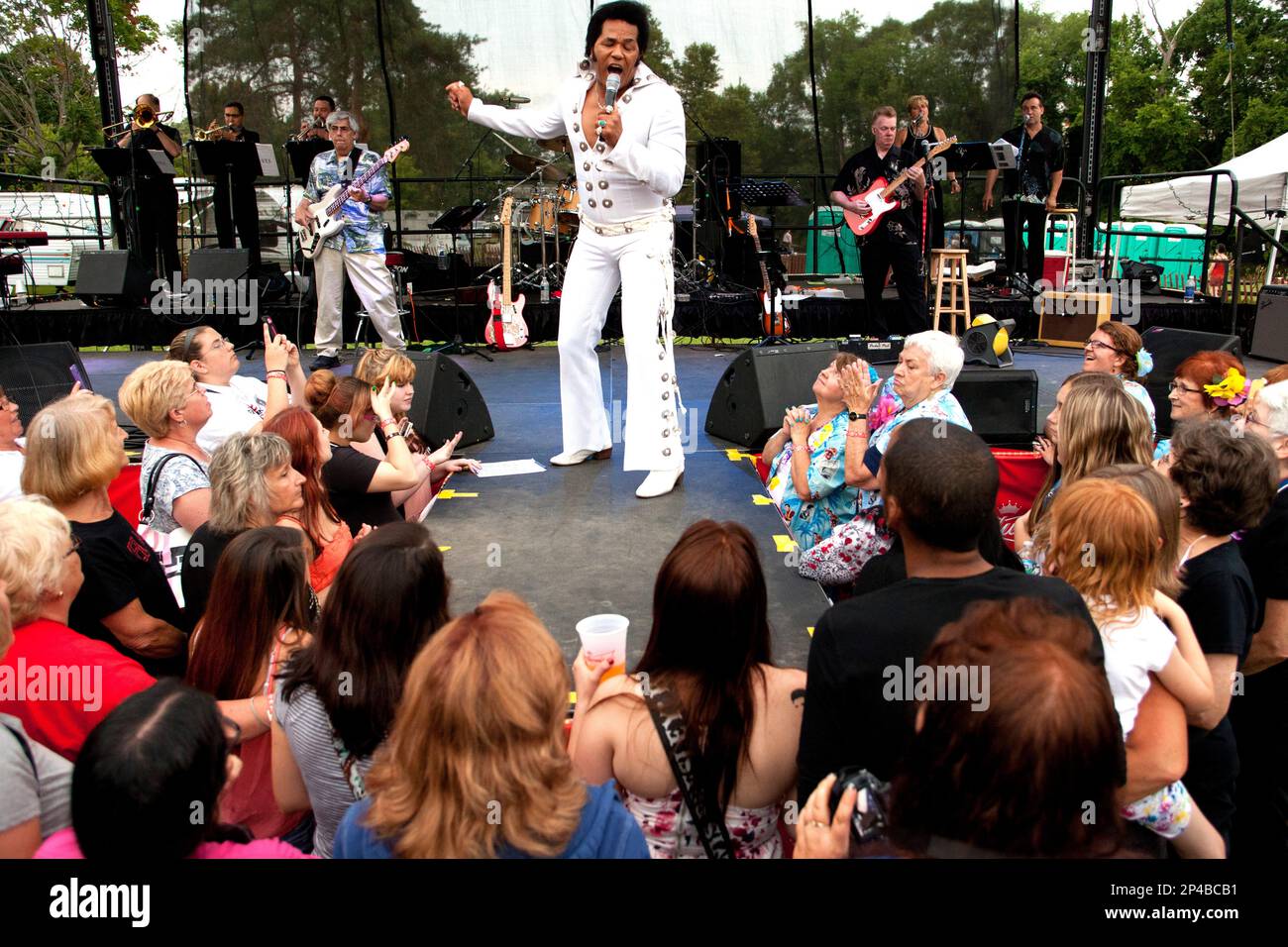Elvis Presley tribute artist Robert Washington entertains a large crowd ...