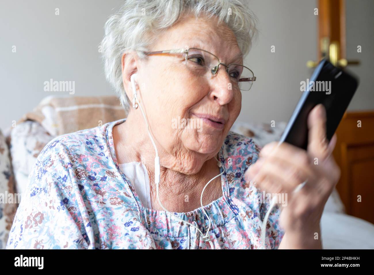 Mobile elderly hi-res stock photography and images - Alamy