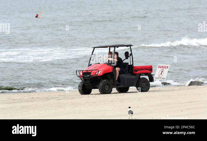 Rescue personal search the water from the beach near Ninth Street, in ...