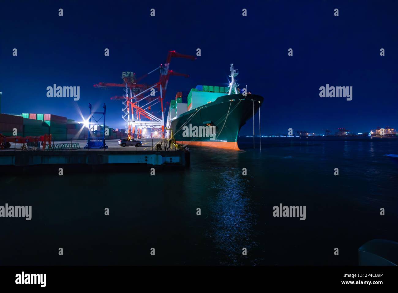 Night cranes near container hi-res stock photography and images - Alamy