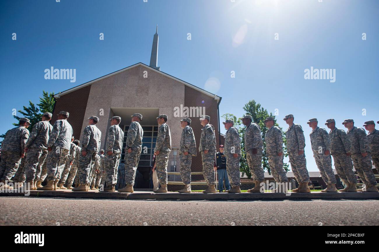 Soldiers with the 4th Brigade Combat Team wait to enter Soldiers ...