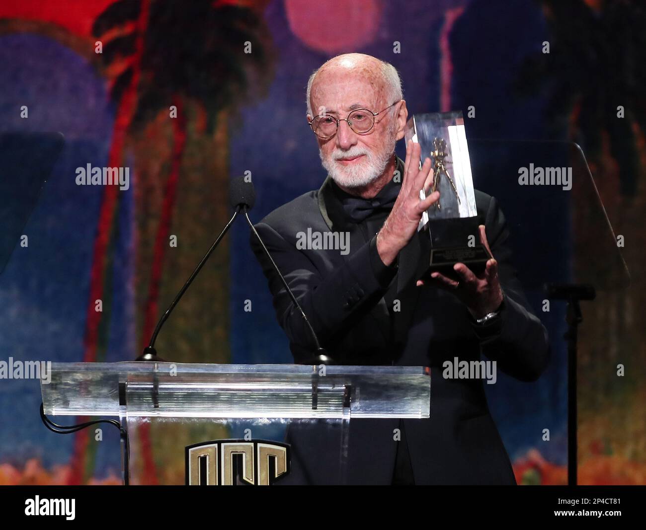 Stephen Goldblatt, ASC, BSC accepts the 'Lifetime Achievement' award ...