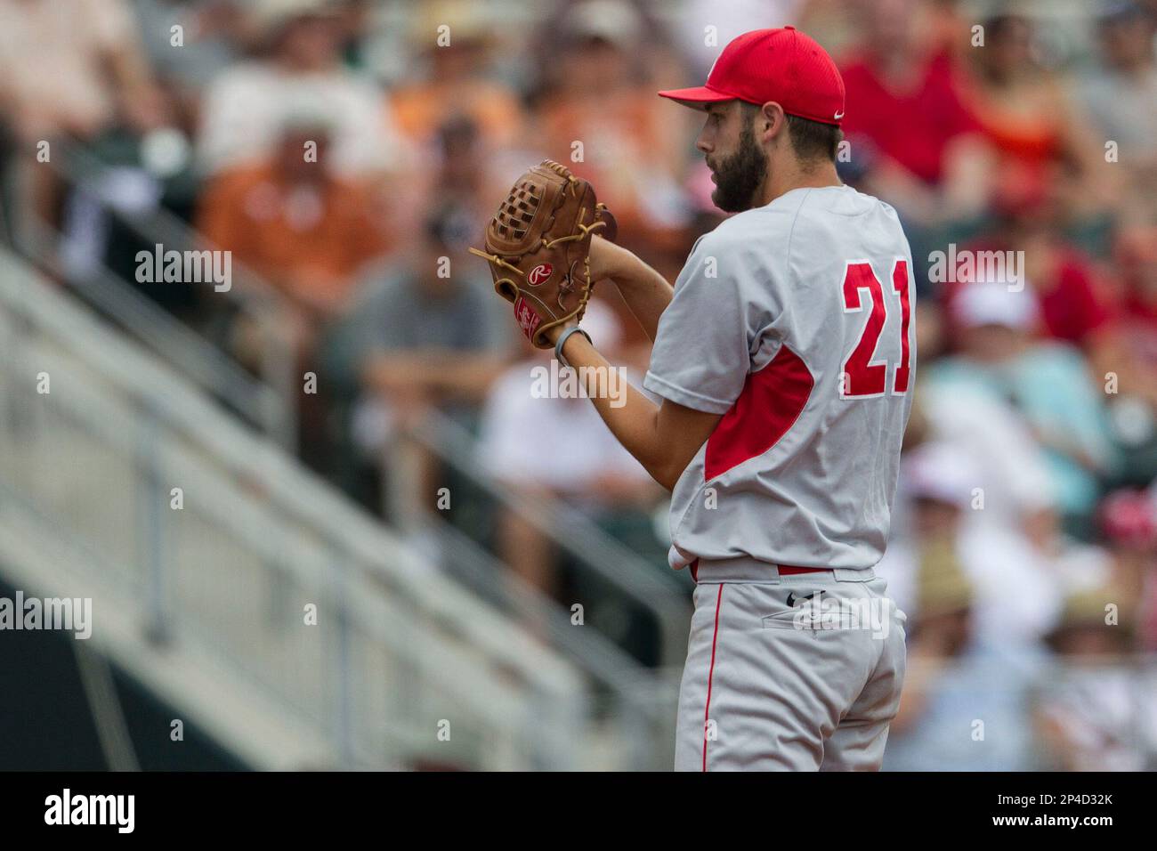 Houston Cougars starting pitcher Aaron Garza (21) looks to his catcher ...