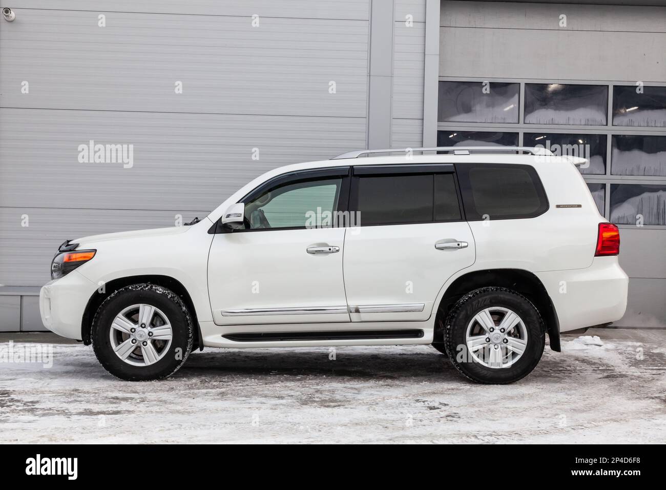 Toyota land cruiser side view hi-res stock photography and images - Alamy