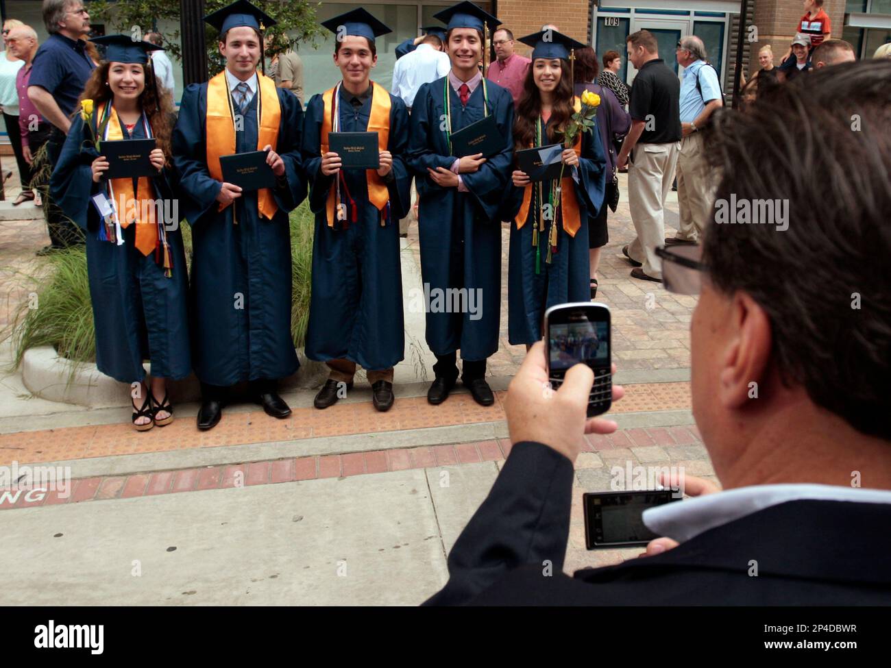 Jorge Diaz takes a photo of his quintuplets, from left, Enna, George ...