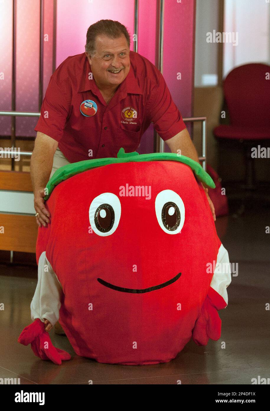 Cherokee County Judge Chris Davis helps Emily Westerman, 6, of ...