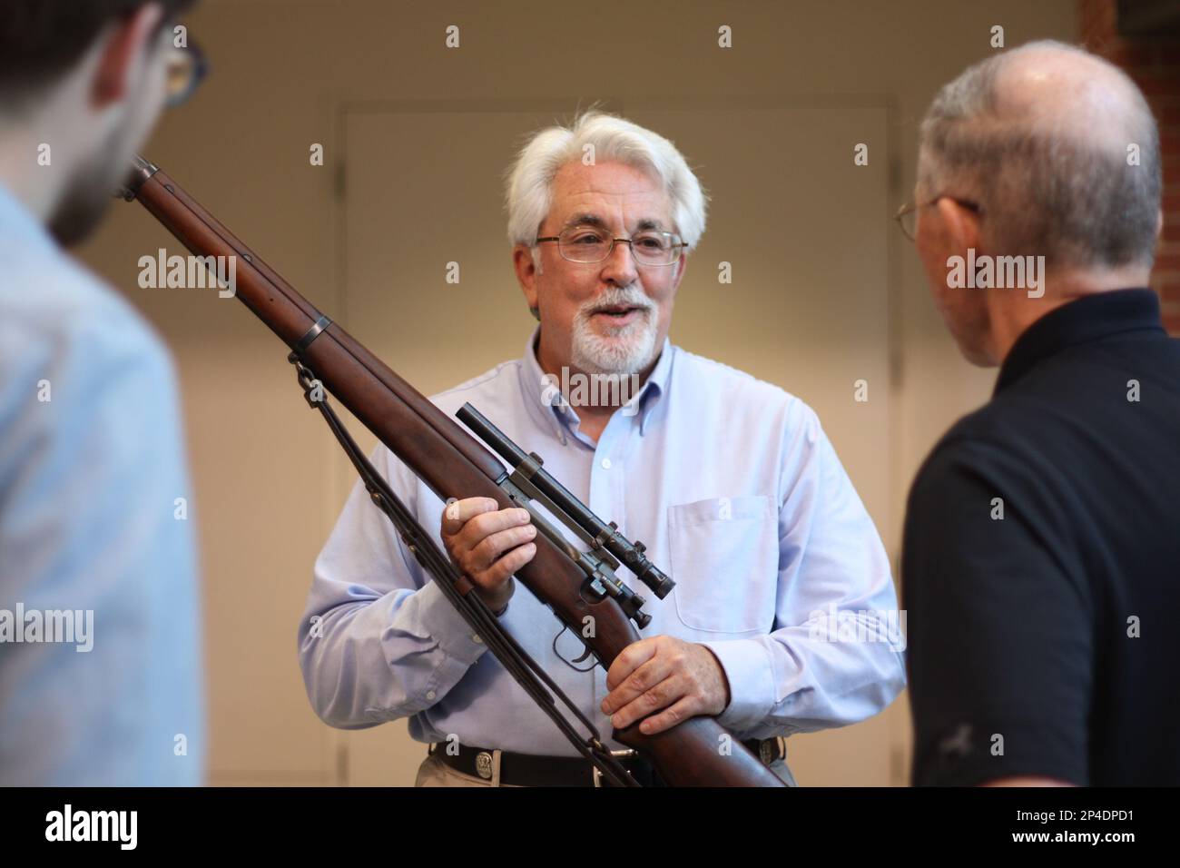 Anthony Hodges, center. talks with Charles Googe, a military historian ...
