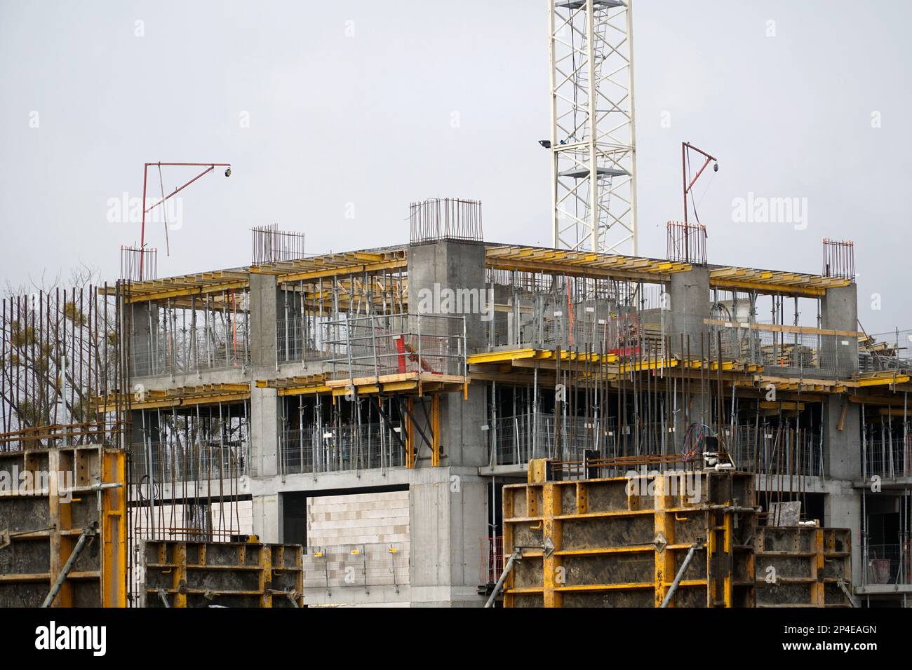 Construction site of multistorey building - scaffolding Stock Photo - Alamy