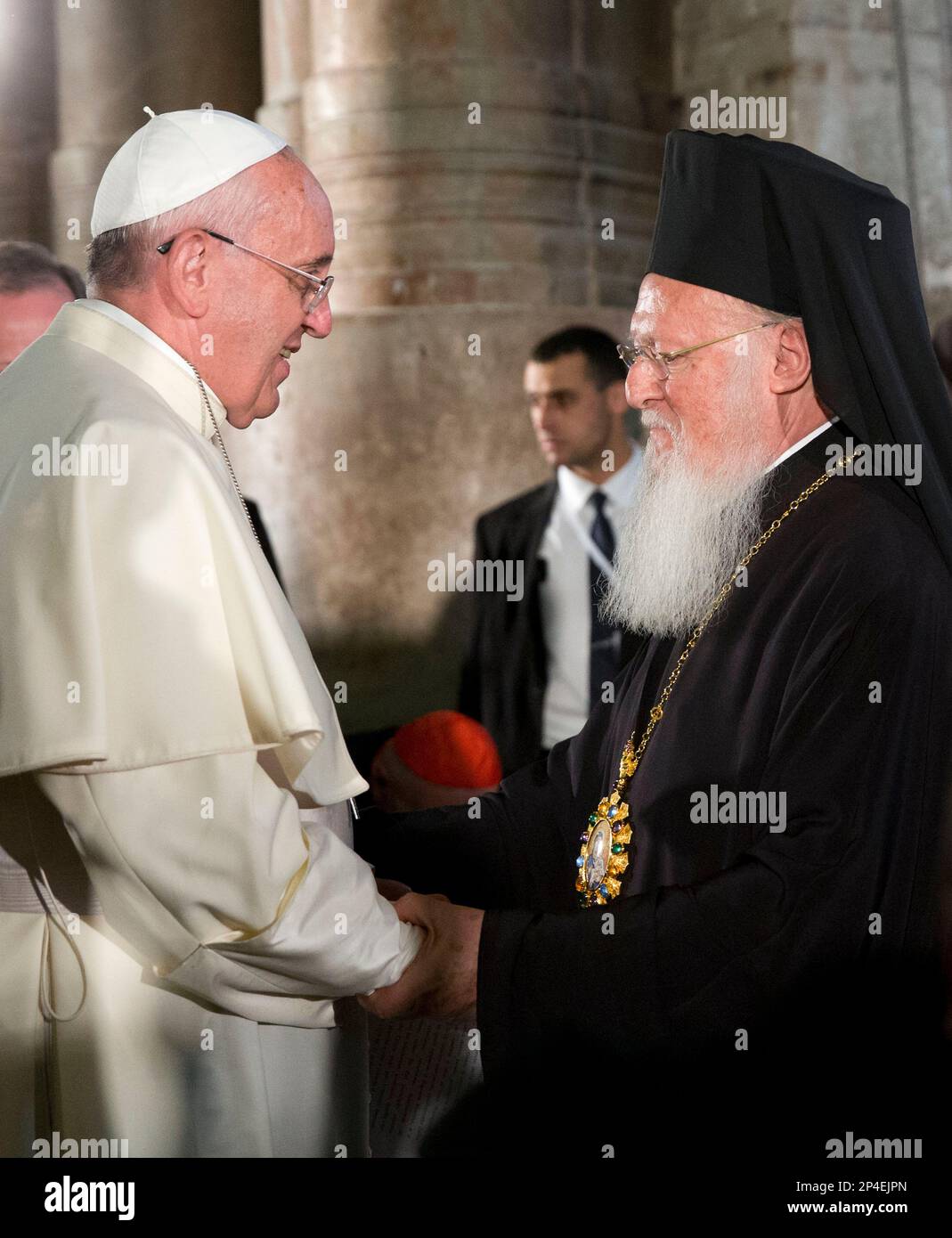Pope Francis and Constantinople Patriarch Bartholomew hold hands at the ...