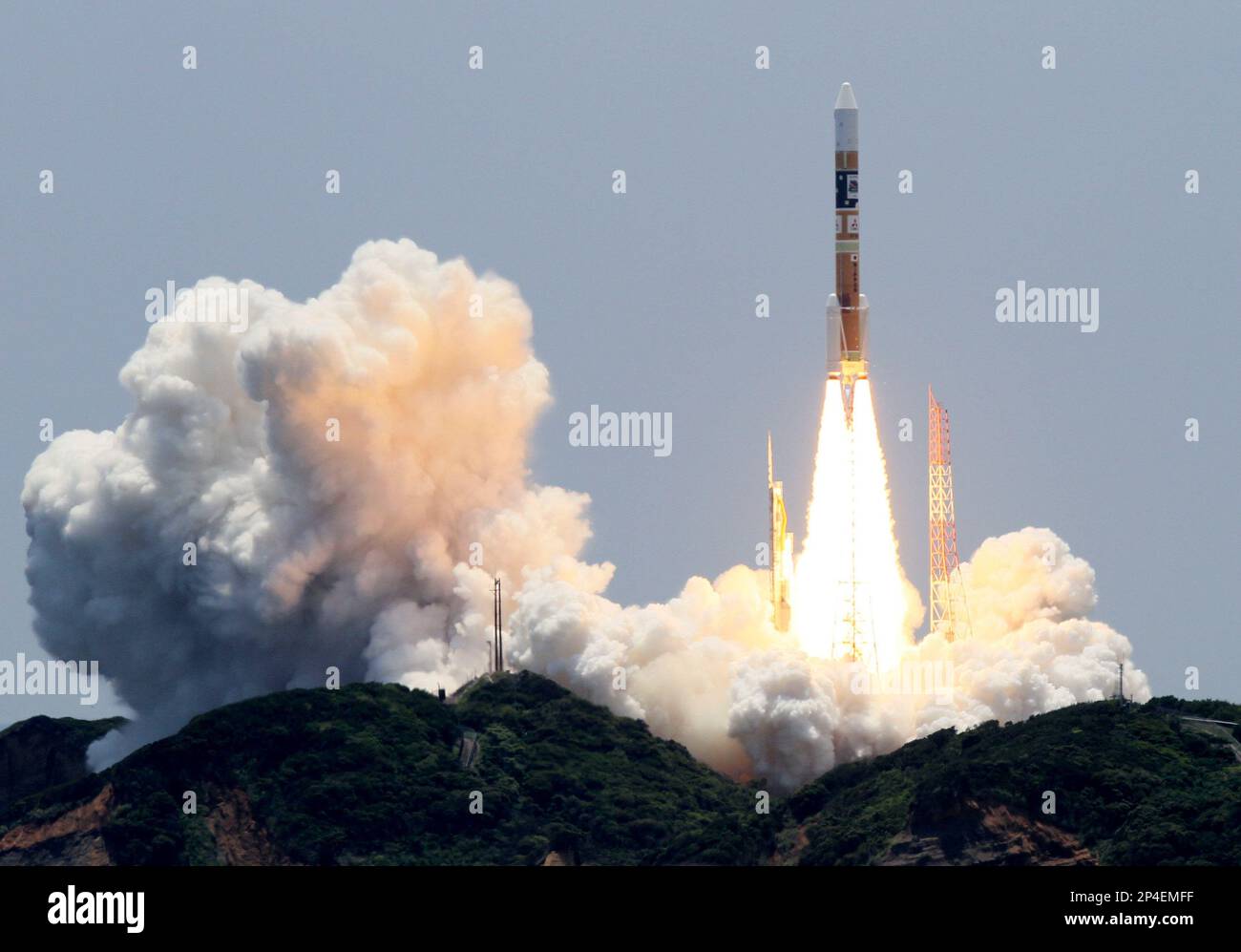 An H-2A rocket carrying the No. 2 Daichi land observation satellite ...