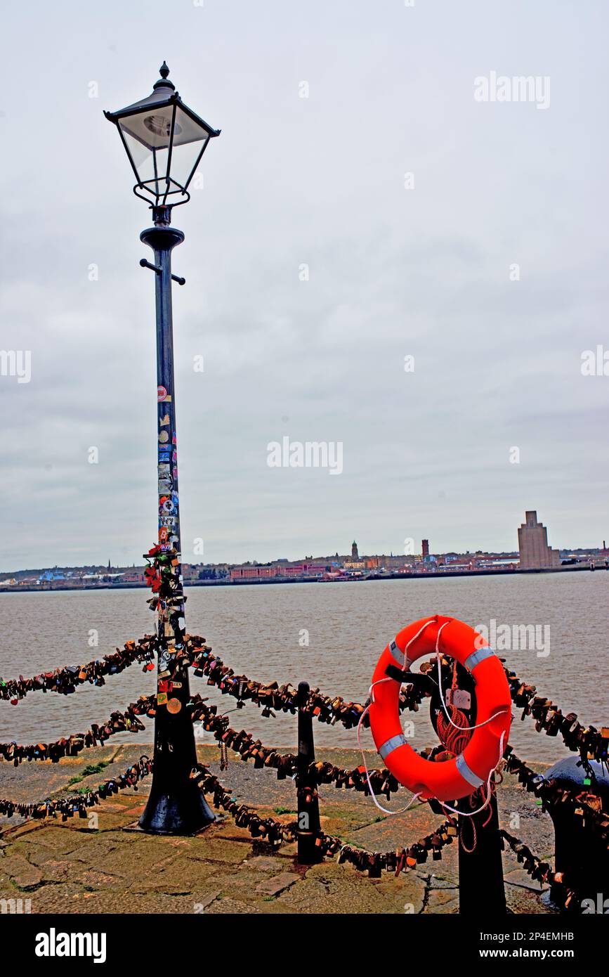 Symbols of tourism hi-res stock photography and images - Alamy