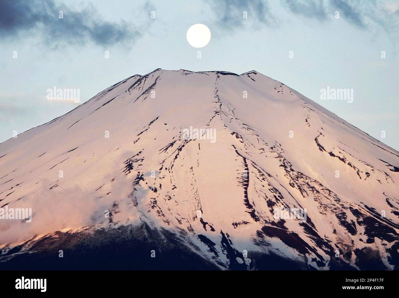 " Pearl Fuji,'' a phenomenon in which a full moon appears to be resting ...