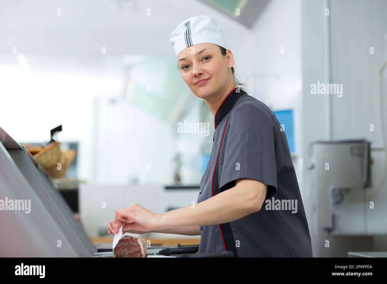 Grocery clerk female hi-res stock photography and images - Alamy