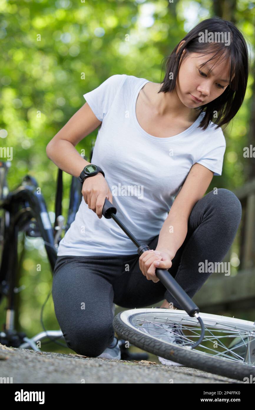 Flat tire woman fixing hi-res stock photography and images - Alamy