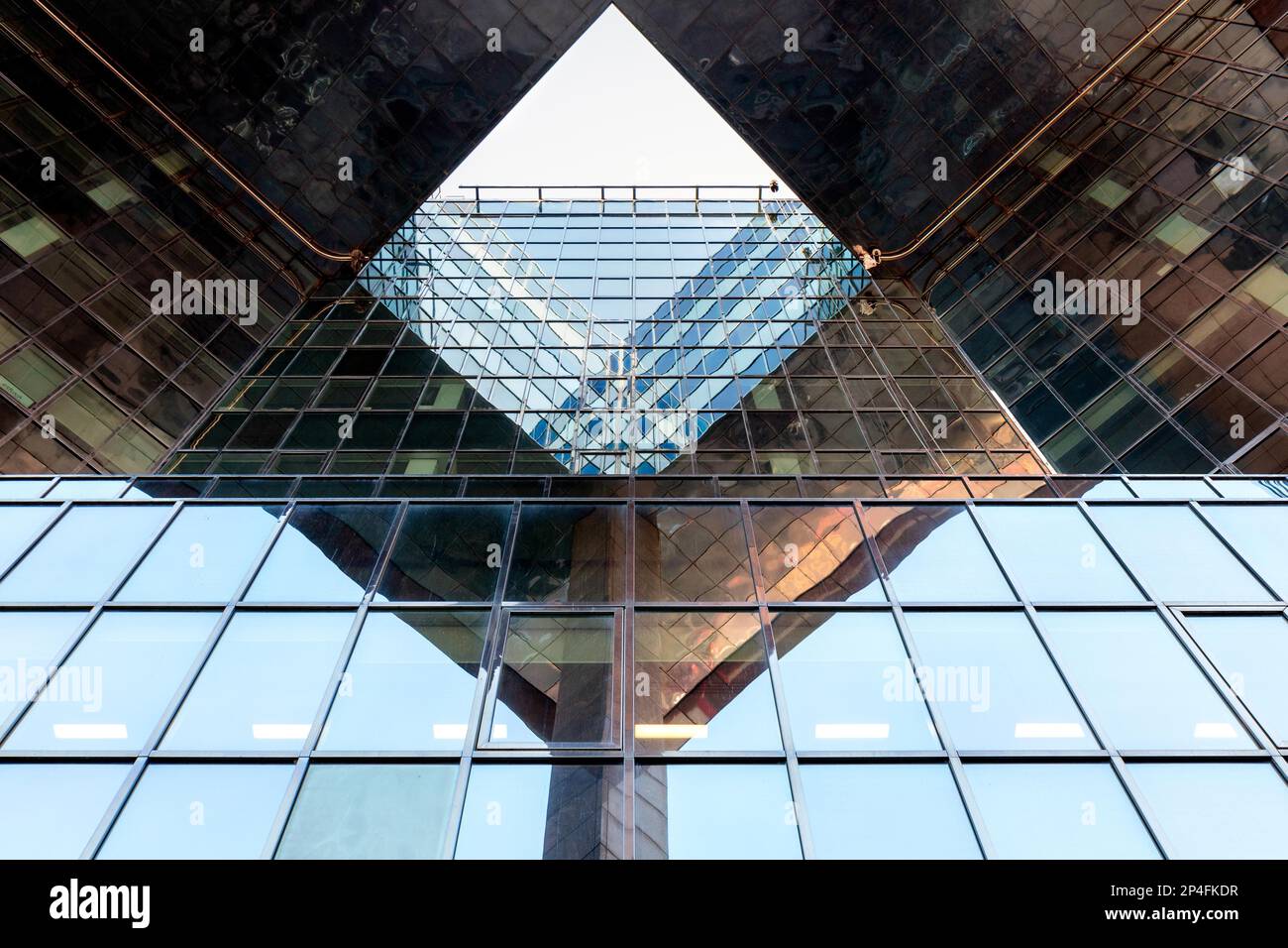 Modern glass building river thames hi-res stock photography and images ...