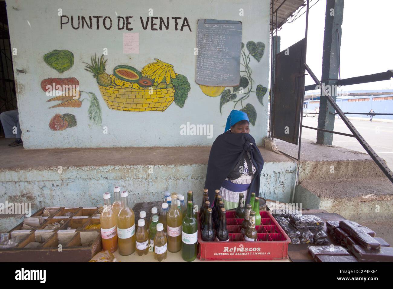 Private food and refreshment drinks shop in Havana Stock Photo - Alamy
