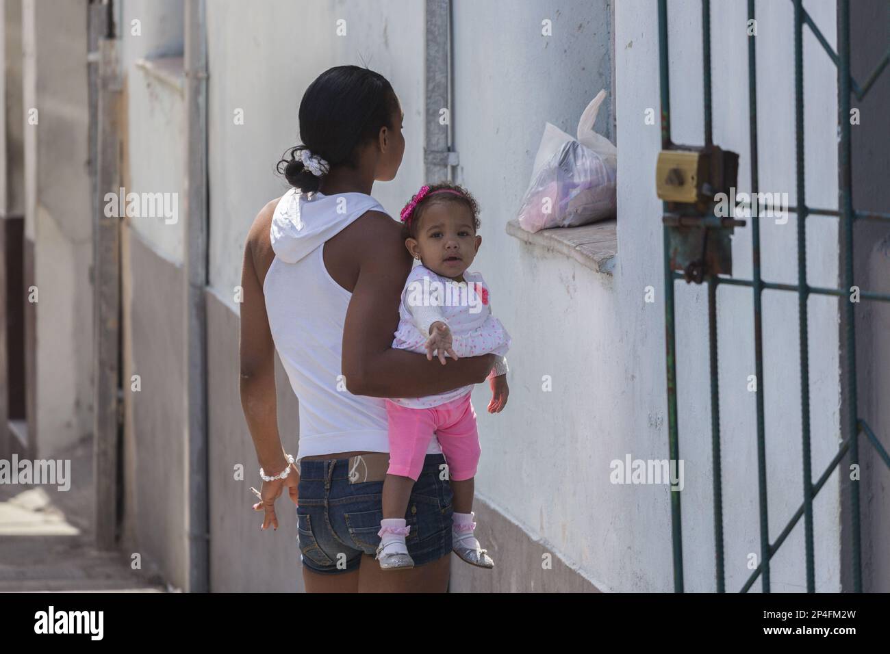 Havana woman and child poor hi-res stock photography and images - Alamy
