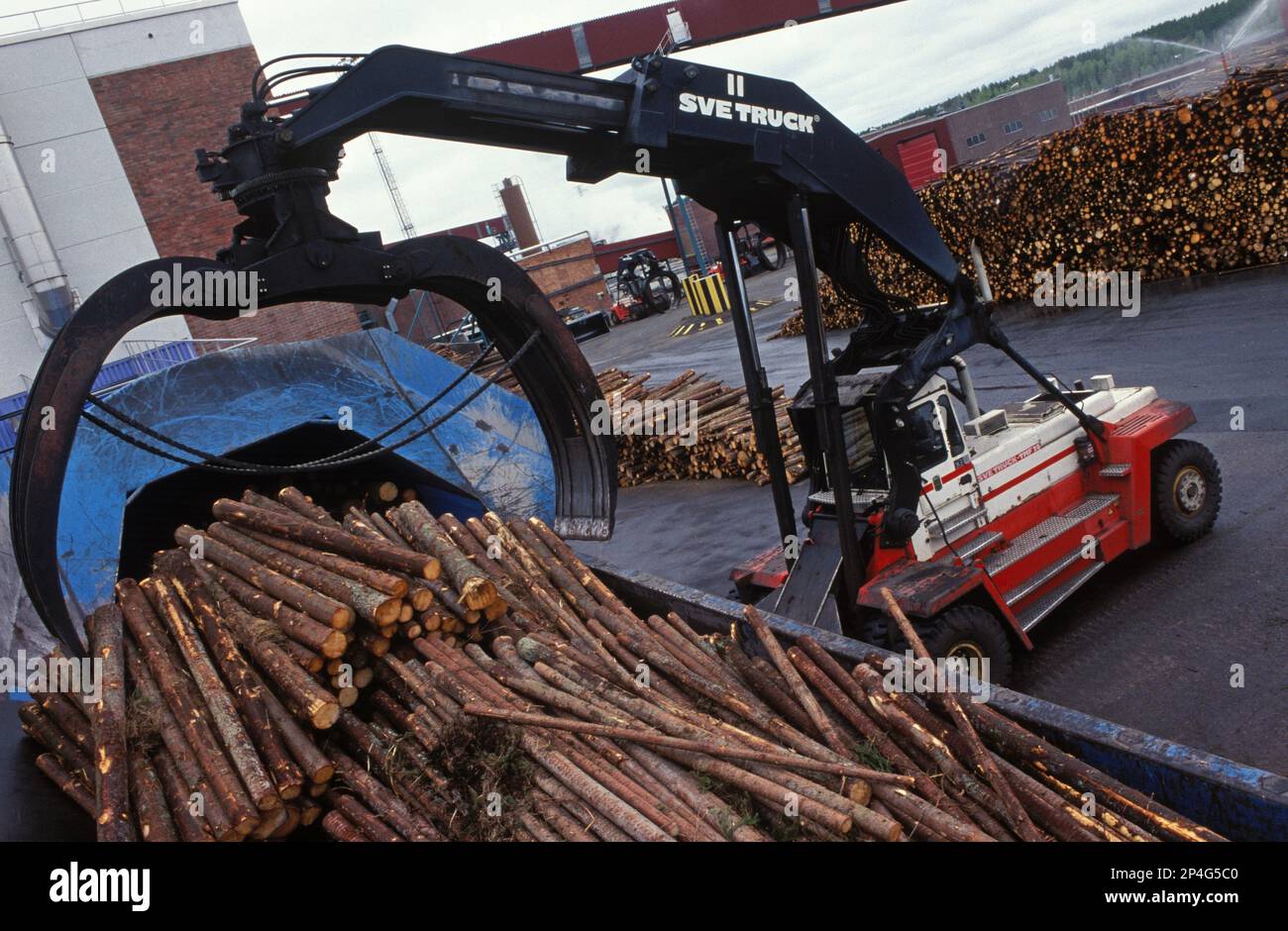 Logs loaded in pulp mill with Svetruck TMF forklift grapple, Sweden ...