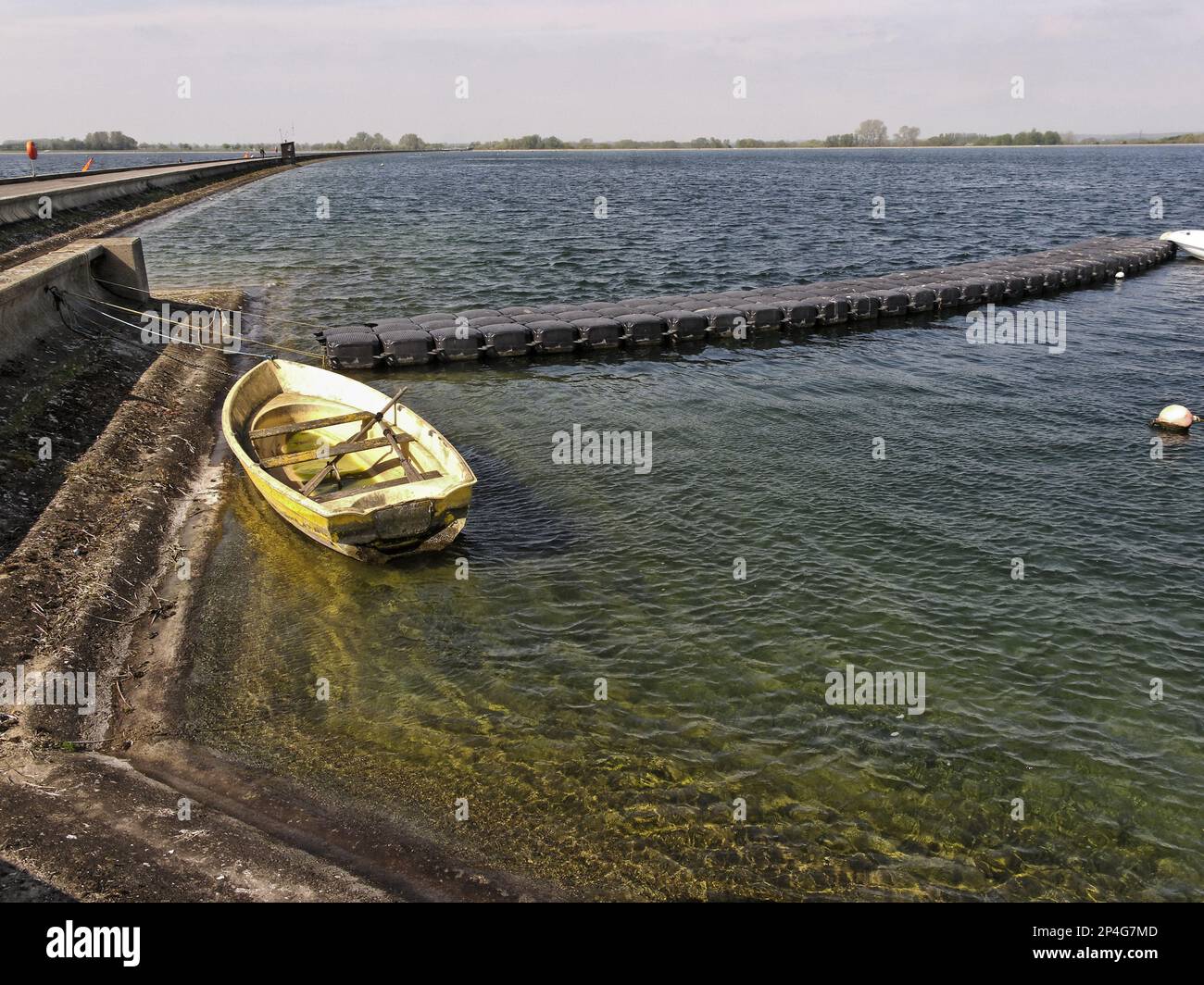 Rowing boat at edge of manmade reservoir, Farmoor Reservoir, Farmoor ...