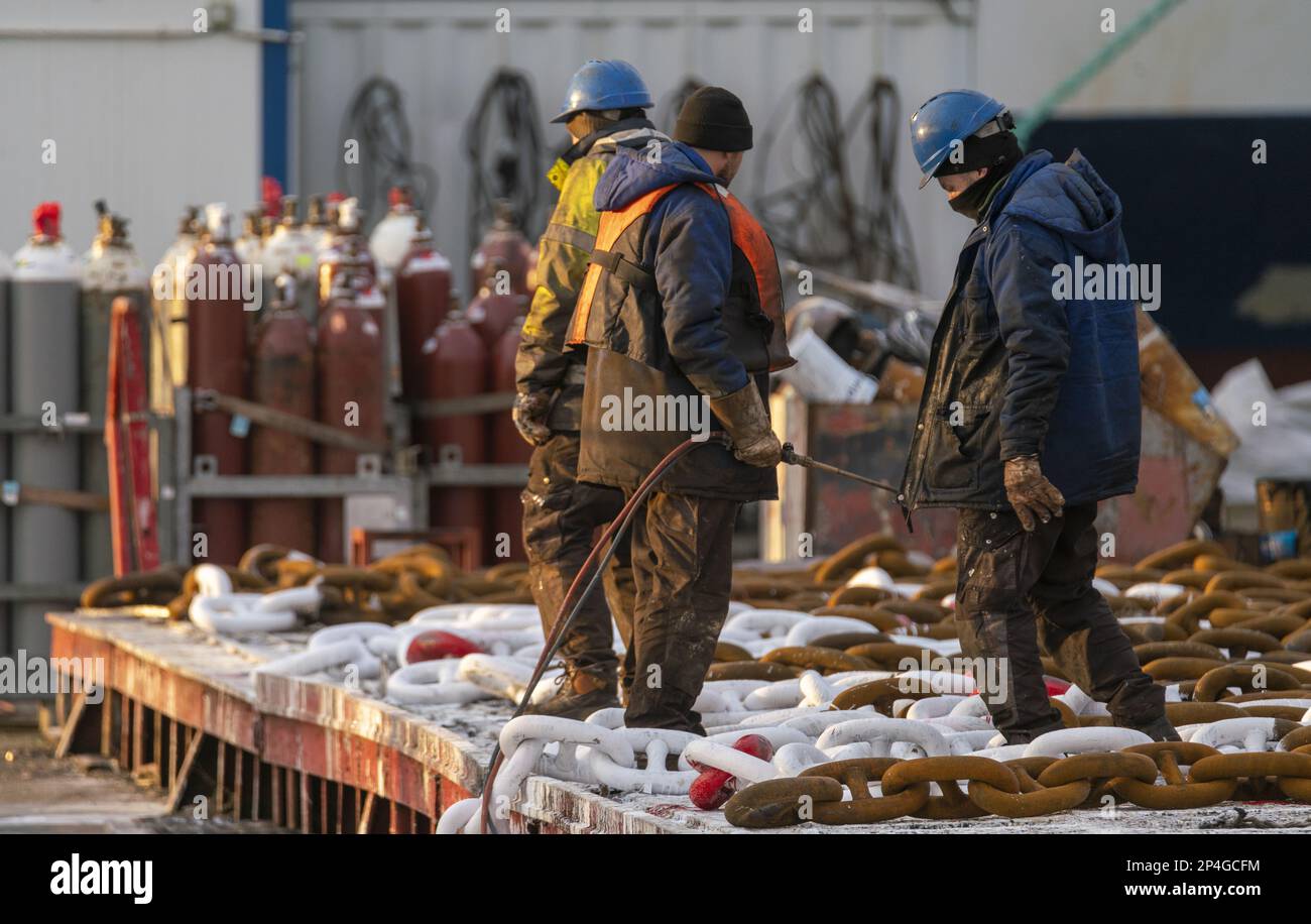 Shipbuilding workers welding chain Stock Photo - Alamy