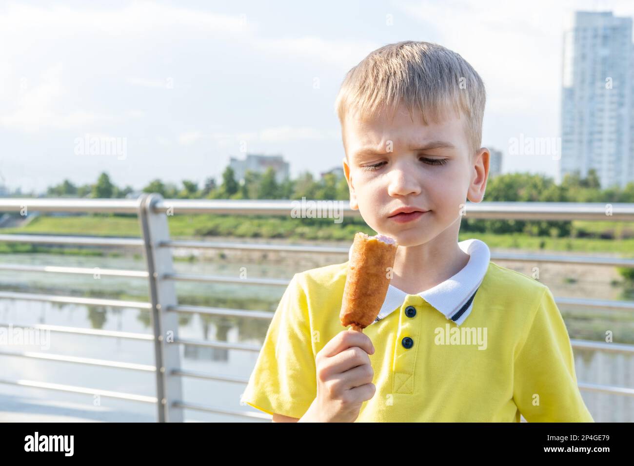 Happy kids on street hi-res stock photography and images - Alamy