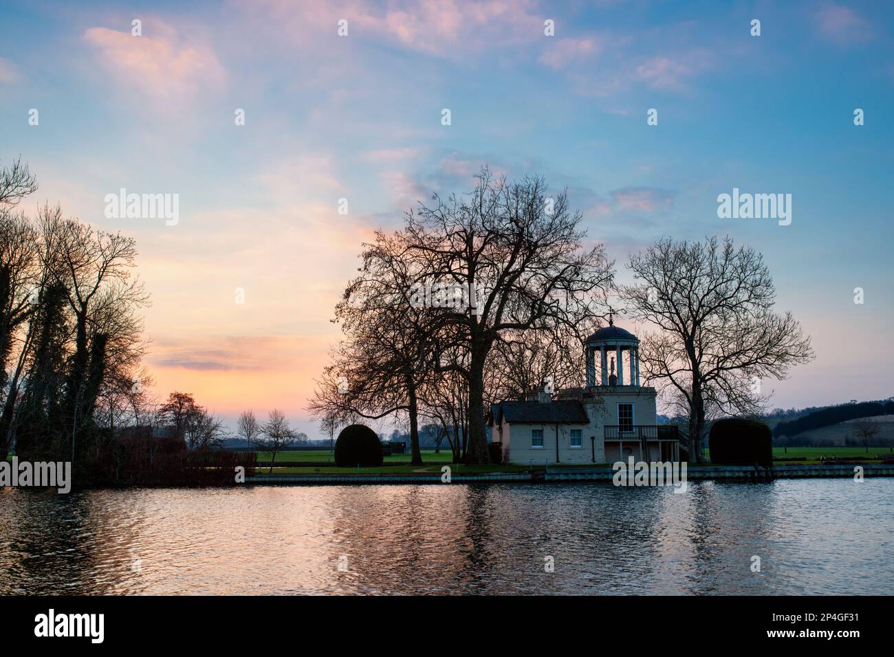 Before sunrise along the River Thames at Temple Island, Henley on ...